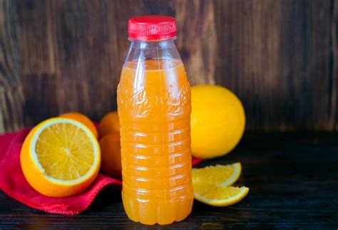 Jugo De Naranja En Una Botella De Plástico Foto Premium