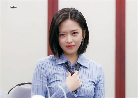 넥타이 세로 줄무늬 셔츠 봉긋한 가슴라인 아이브 안유진