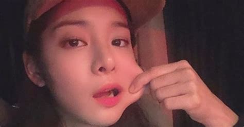 설인아 자신의 볼을 꼬집으며 나도 송편 있다 뭐다들 즐거운 추석
