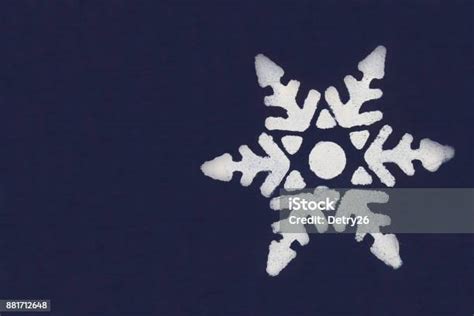 1 백색 눈송이 어두운 파란색 배경 스텐실을 통해 페인트로 그린 공간에 복사 합니다 12월에 대한 스톡 사진 및 기타 이미지