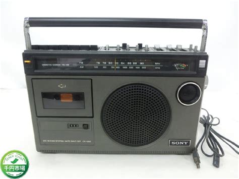 【傷や汚れあり】【n 3893】ヴィンテージ ラジカセ Sony ソニー Cf 1980 ラジオ 昭和レトロ 通電確認済 現状品【千円市場】の