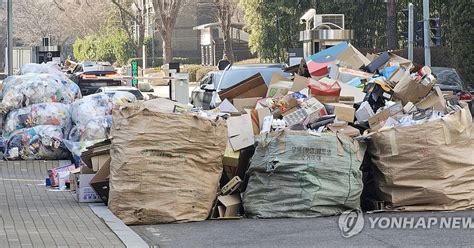 설 연휴 동안 쌓인 재활용 쓰레기