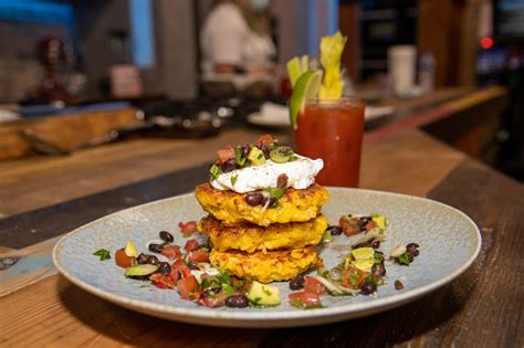 블러디 메리 칵테일 음료와 함께 맛있는 스위트콘 프리터 한 접시를 부엌 나무 테이블 또는 작업대에 올려 놓습니다 가정 주방에 대한 스톡 사진 및 기타 이미지 Istock