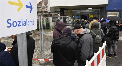Позбавлення українських чоловіків статусу біженців що відповіли в