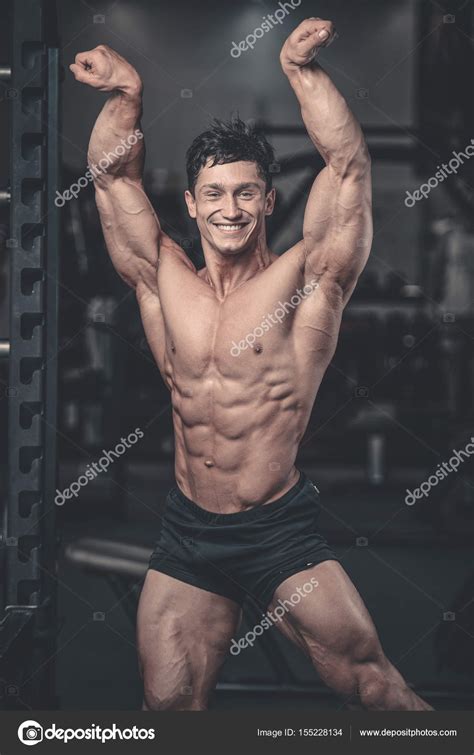 Retrato Sexy De Un Modelo Masculino Musculoso Sin Camisa Mirando Hacia