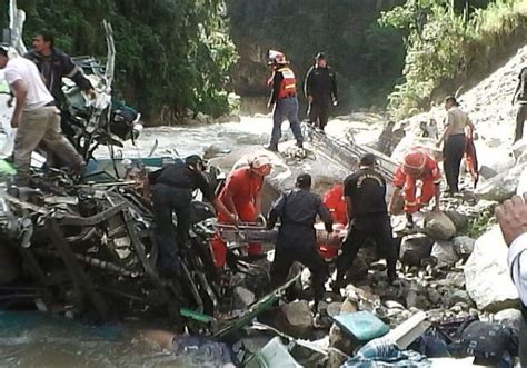 Al Menos 30 Muertos Por Caída De Colectivo A Un Precipicio En Perú