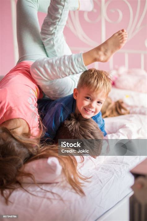 아버지가 그의 아이 들과 함께 침대에서 소녀에 대한 스톡 사진 및 기타 이미지 소녀 30 34세 4 5세 Istock