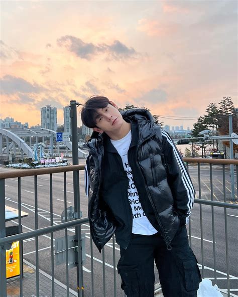 성민🐾 광고 무신사스탠다드 주인장이 빵빵하고 패딩이 멋있어요🐥 무탠다드패딩 Instagram