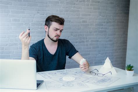 공학 기계 부품 설계에 대 한 청사진에 노력 하는 남자 그는 데 나쁜 두통 스트레스와 개념과 3차원 형태에 대한 스톡 사진 및 기타 이미지 Istock