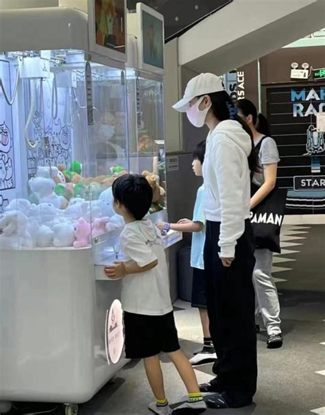黃曉明回老家參加表弟婚禮，擔任主婚人挺拔帥氣，新娘高顏值吸睛 每日頭條