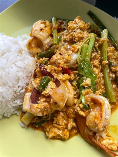 ผัดผงกะหรี่ทะเลราดข้าว • Image ร้าน ร้านตี๋ต้มยำหัวปลาหม้อไฟ เจ้าเก่า