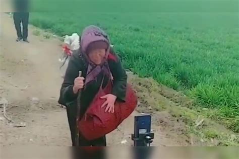 镜头前的农村奶奶已经八十岁还在直播我们年轻人有什么理由放弃