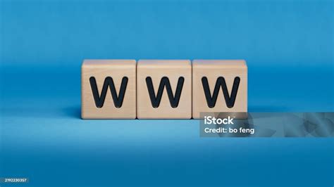 나무 큐브 블록에 세 단어의 웹 사이트 Url 인터넷 연결에 대한 최소한의 배경 개념 돋보기 파란색 배경에 렌더링하는 비즈니스 Concept3d 0명에 대한 스톡