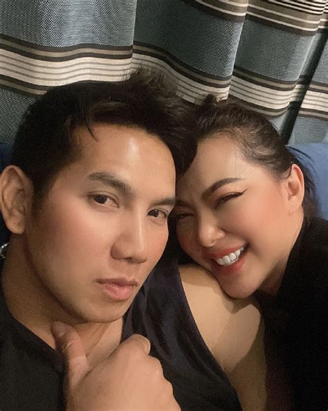 บุ๋ม ปนัดดา อวดความหวานแฟนหนุ่ม ก๊อต อธิป ปอกทุเรียนเอาใจ