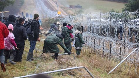 Мігранти розбили наметовий табір на кордоні Білорусі з Польщею