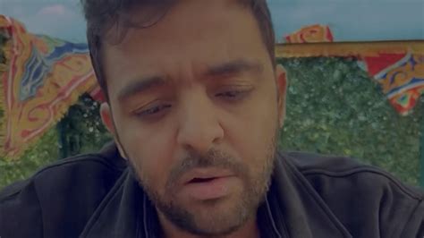 ماعنديش حد أغلي منك الشاعر عمرو حسن يعتذر لوالدته في عيد الأم