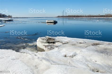 깨진 얼음 강입니다 봄에서 강에 허를 얼음 강에 대한 스톡 사진 및 기타 이미지 강 계절 공중 Istock