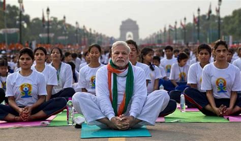 インドのモディ首相～37000人とヨガ Yoga Shala あうん