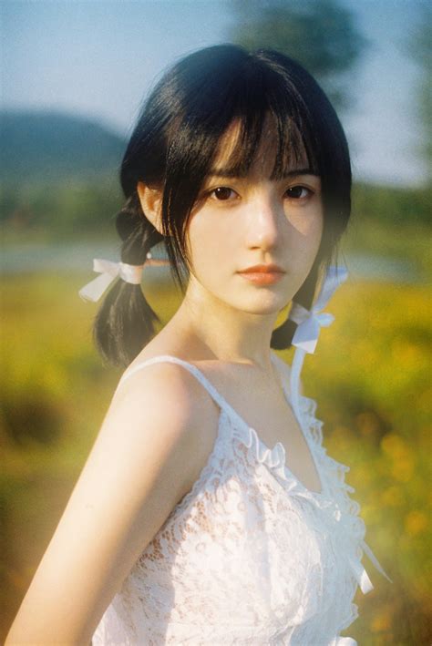 흰색 꽃 레이스 탱크 탑에 여자 사진 Unsplash의 무료 사람 이미지