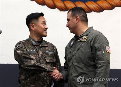 미 마킨아일랜드함에서 악수하는 한미해군 연합뉴스