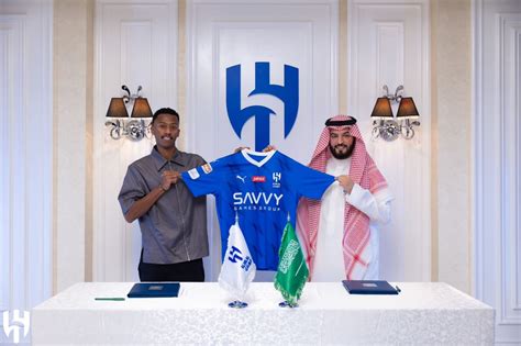 ناصر الدوسري هلالياً حتى 2027
