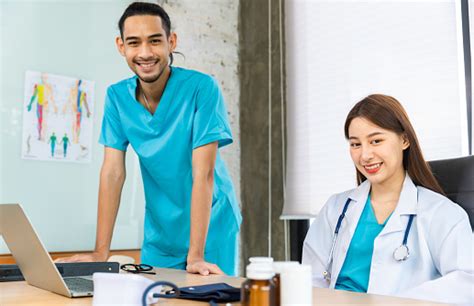 청진기를 가진 백인 의료복을 입은 자신감 있는 젊은 아시아 여성 의사가 카메라를 바라보고 웃는 건강 병원을 바라보고 있습니다 사무실에서 웃는 의사의 초상화 20 24세에