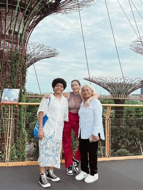 10 Artis Yang Dibesarkan Oleh Single Mom Sayang Mama Banget