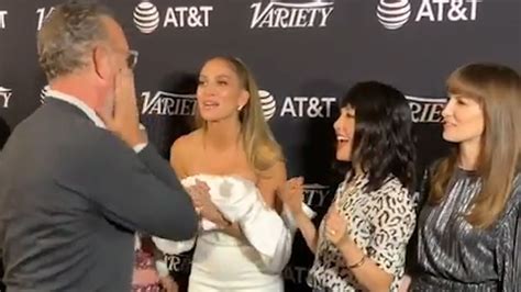 El polémico gesto de Tom Hanks tras recibir un beso de Jennifer Lopez Infobae