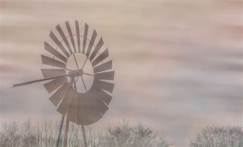 안개 고전 조 농업 또는 서 부 배경에서 오래 된 빈티지 녹슨 풍차 0명에 대한 스톡 사진 및 기타 이미지 0명 고풍스런