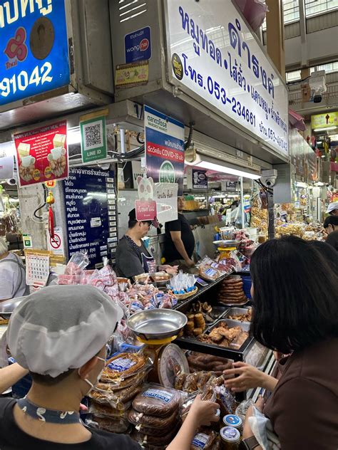 รูป ดำรงค์ ไส้อั่ว หมูทอด น้ำพริกหนุ่ม กาดหลวง เชียงใหม่