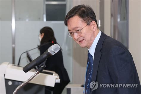 인사하는 유홍림 서울대 총장 후보 연합뉴스