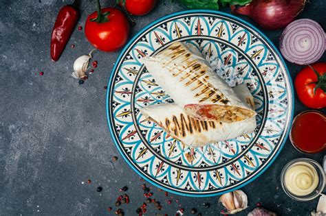 도너 케밥 에 구운 닭고기 토마토 그린 샐러드 고추 오래 된 나무 배경입니다 중동 요리 아랍어 패스트푸드 0명에 대한 스톡 사진