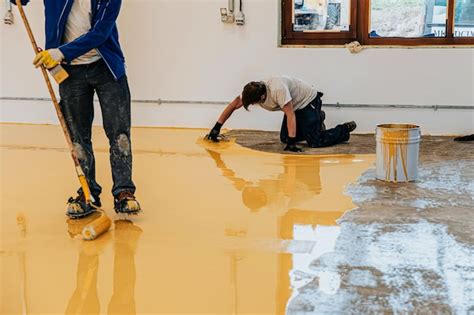Piso De Recubrimiento Trabajador Con Resina Epoxi Autonivelante En