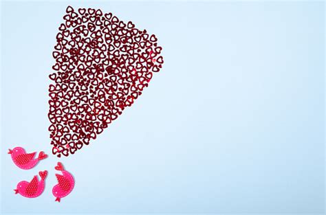 디자인 테이블 상단 보기 이미지의 장식 발렌타인 배경 모의 대 한 조류와 하트의 평면 위치 배열 개념에 대한 스톡 사진 및 기타