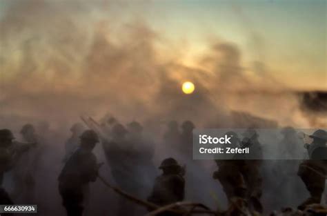 전쟁 개념 군사 실루엣과 탱크 전쟁 안개 하늘 배경에 장면 싸움 차 세계 대전 군인 황혼이나 새벽에 흐린 스카이 라인 아래 실루엣 공격 장면 국방 목표에 대한 스톡 사진 및