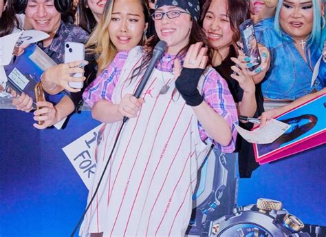 ビリー・アイリッシュ来日にファン250人がお出迎え「また日本に戻って来られてとても嬉しいです。愛しています」 Musicman