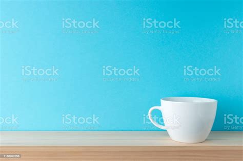 青い背景の上に木製のテーブルの上に白いカップコーヒーのコンセプト エスプレッソのストックフォトや画像を多数ご用意 エスプレッソ
