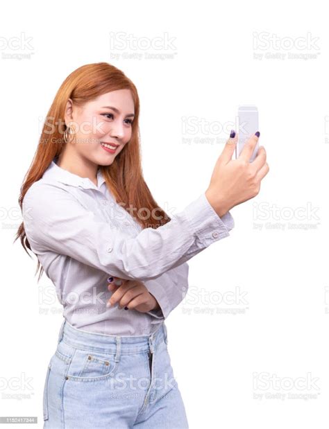 아시아 여자 셀 카에 대 한 모바일 스마트 폰을 사용 하 여 화상 채팅 얼굴 시간이 나 웃는 얼굴로 화상 통화 클리핑 패스와