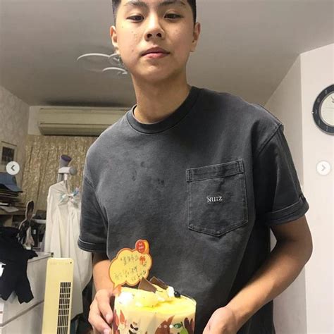 盧惠光為兒子慶祝15歲生日，住所內景意外曝光，空間狹小擁擠 每日頭條