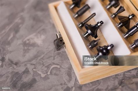 밀링 커터 오래 된 깨진된 착용된 회색 콘크리트 바닥 복사 공간에 금속 잠금 사각형 나무 상자에 집합이 강철 라우터 비트 강철에