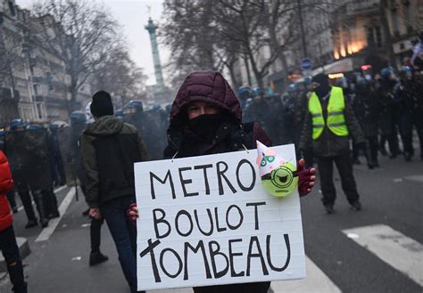 Vidéo Manifestation Contre La Réforme Des Retraites Un Homme