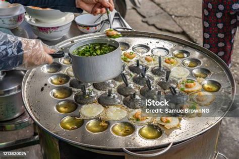 여자 만들기 베트남 작은 지글 지글 팬케이크 반 Khot 붕 타우 골파에 대한 스톡 사진 및 기타 이미지 골파 관광 길거리 음식 Istock