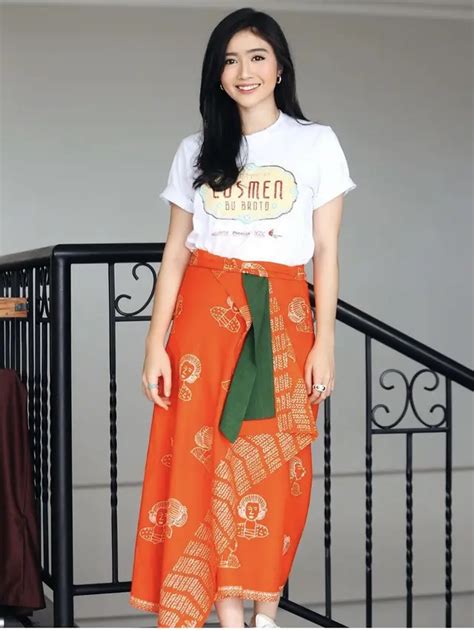 9 Outfit Febby Rastanty Saat Memadukan Pakain Sehari Hari Dengan Batik