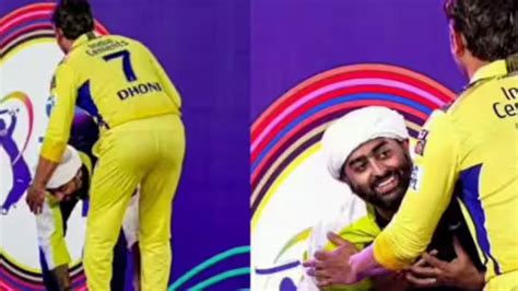 Pic Goes Viral ఐపీఎల్ ప్రారంభ వేడుకల్లో ధోనికి అరిజిత్ సింగ్