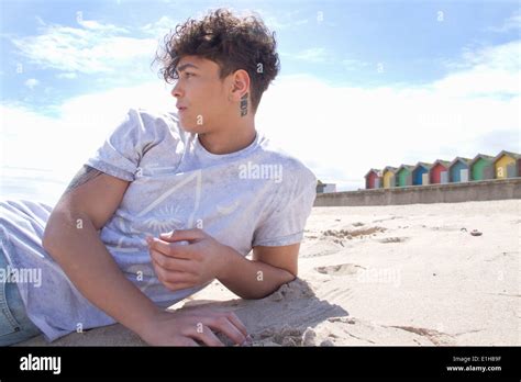 Junge Männer Am Strand Fotos Und Bildmaterial In Hoher Auflösung Alamy