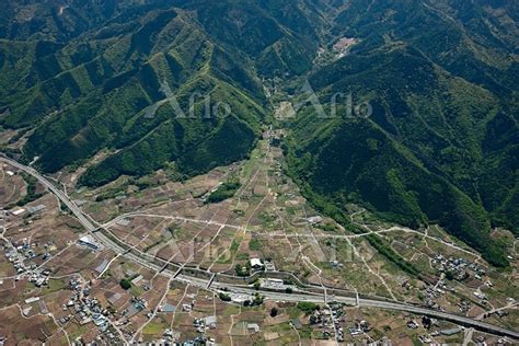 山梨県 勝沼の扇状地手前中央自動車道 21345851 の写真素材 アフロ