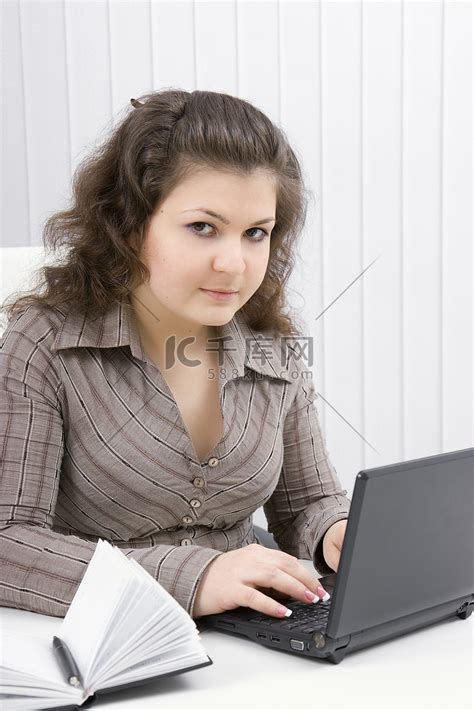 有膝上型计算机的女孩高清摄影大图 千库网