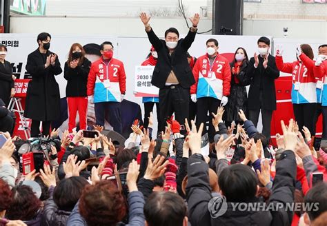 지지 호소하는 윤석열 연합뉴스