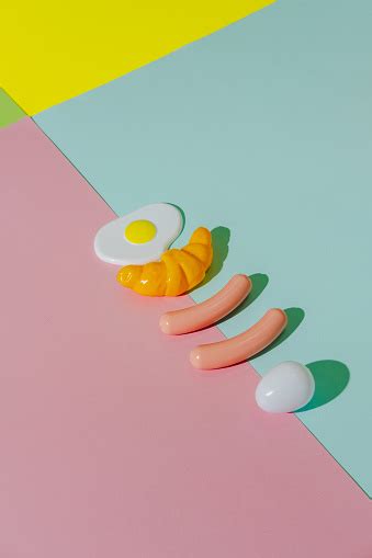 소시지 크루아상 분홍색 노란색 파란색 배경에 계란 튀김 과 같은 아침 식사 격자 창조적 인 개념 플라스틱 팝 아트 아이소메트릭 스타일 Minimalism 1960 1969