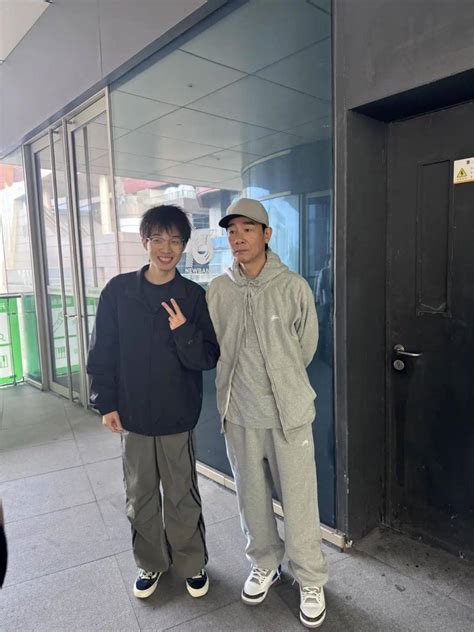 58岁陈小春近照曝光，穿运动套装学唱歌，青春活力像38岁应采儿网友姓薛